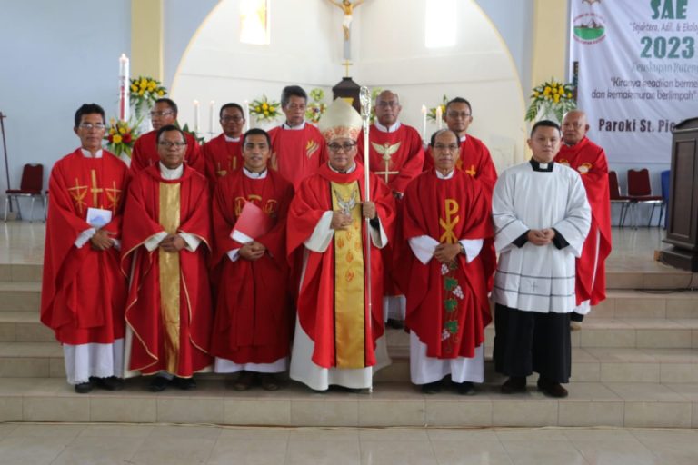 Pemberkatan Kapela Santo Petrus Kole dan Penerimaan Sakramen Krisma ...